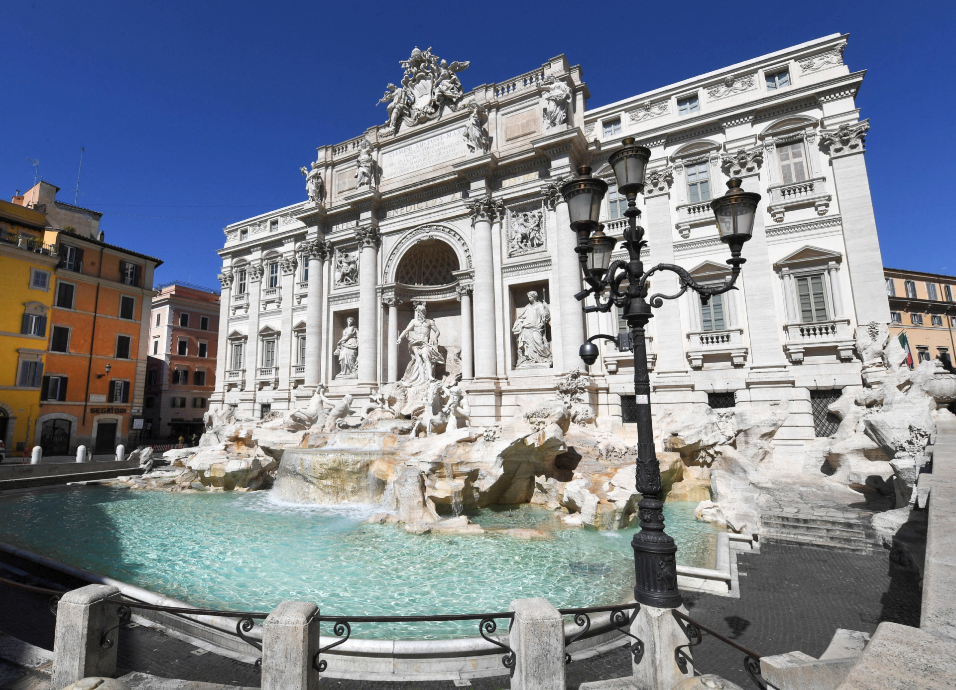 Cosa succede alle monete gettate nella Fontana di Trevi a Roma?