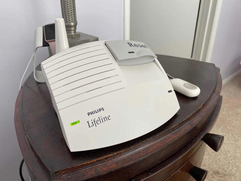 Lifeline Medical Alert System Review 2024