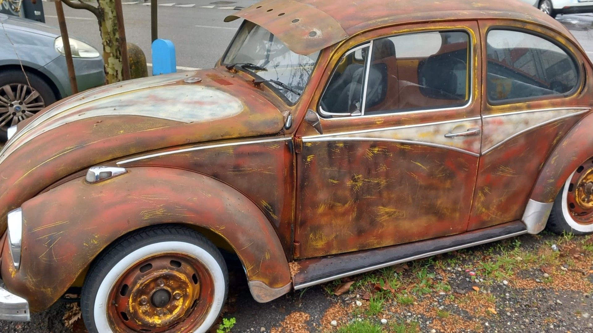 Wat een slecht einde: foto's van een auto die opgeknapt moet worden