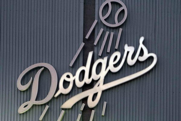 Dodgers prospect suffers freak kneecap injury after trying to avoid bat dog