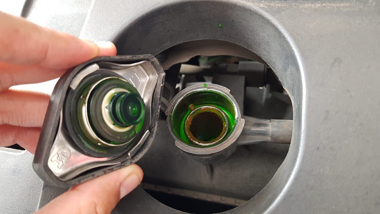 Ini sebabnya ada kode-kode angka di tutup radiator mobil bekas