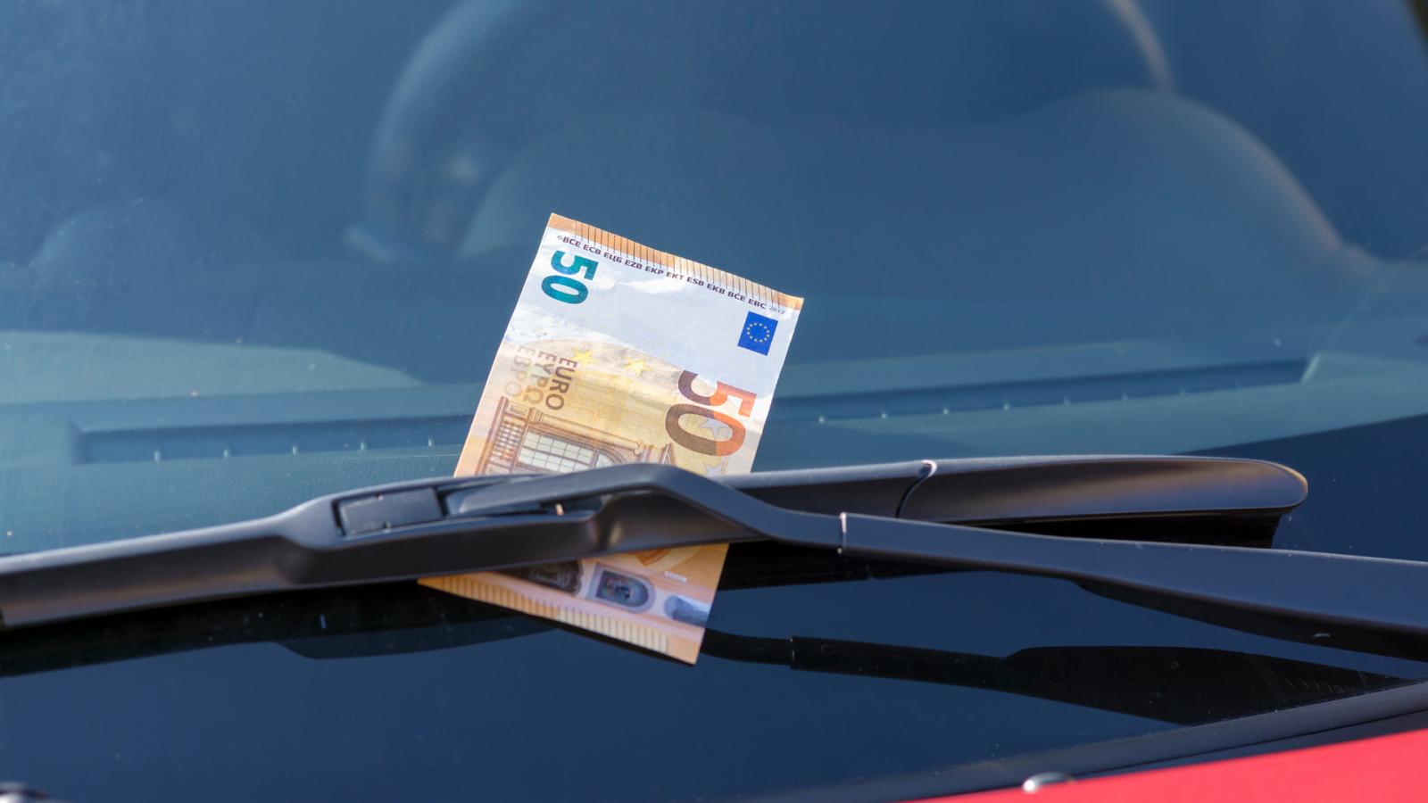 Άγνωστοι αφήνουν 50 ευρώ στο παρμπρίζ -Γιατί δεν πρέπει να βγεις από το ...