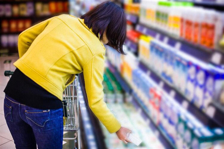 牛奶中全是防腐剂，有毒还致癌？真正要少喝的是这3种“假牛奶”
