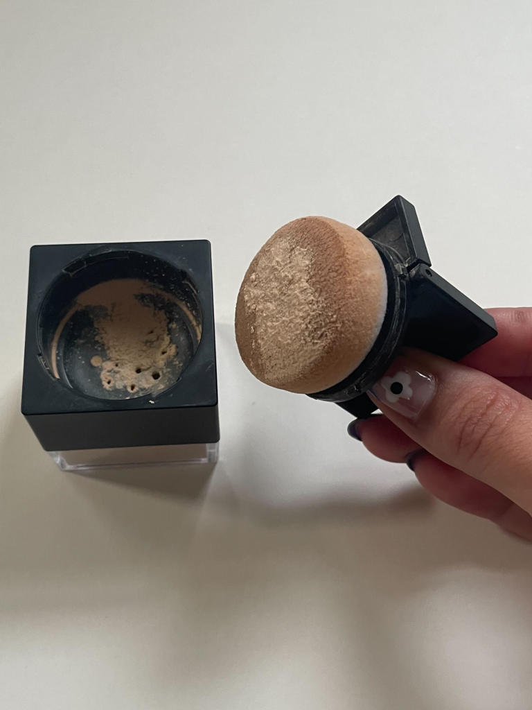 13 Best Setting Powders, According to Makeup Artists and Glamour Editors