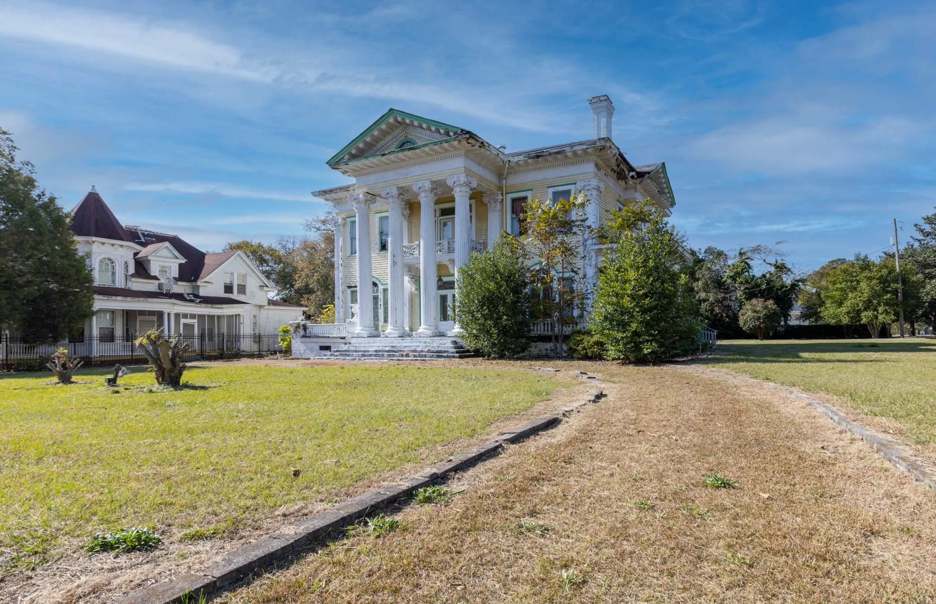 This beautiful Alabama time-warp mansion dates back to the early 1900s