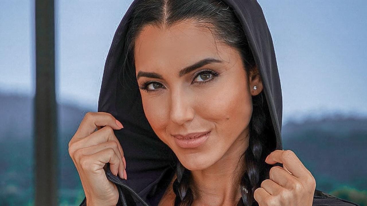 "Firme e forte": Kelly Baron exibe forma física sete meses após ser mãe