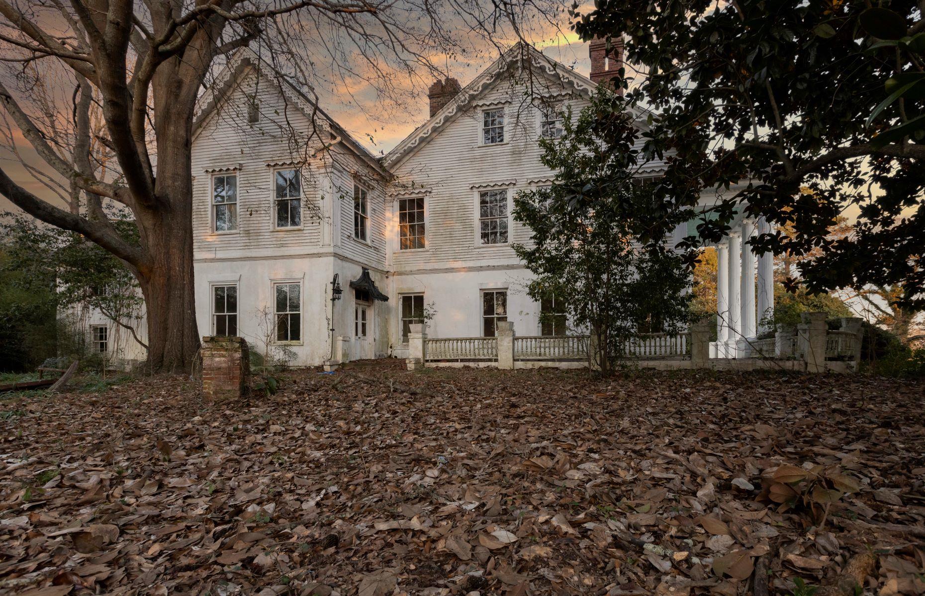 Inside the eerie abandoned ruins of Georgia's historic Hawthorne Heights