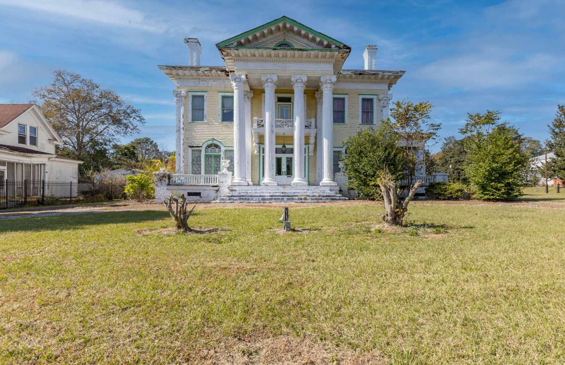 This century-old American mansion is a perfect time capsule