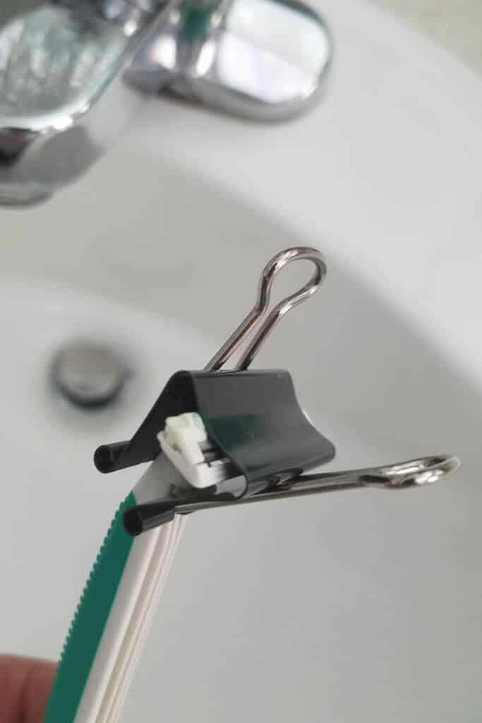 Uses for Binder Clips Outside of The Office - Home Hacks