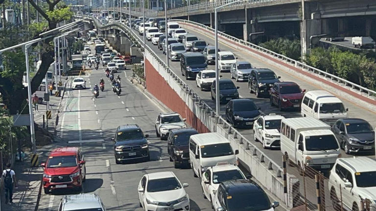 MMDA on decongesting EDSA: Ditch cars, take public transportation