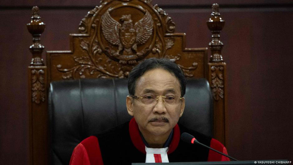MK Hentikan Sementara Sidang Gugatan UU selama Adili Sengketa Pilkada MK Hentikan Sementara Sidang Gugatan UU selama Adili Sengketa Pilkada