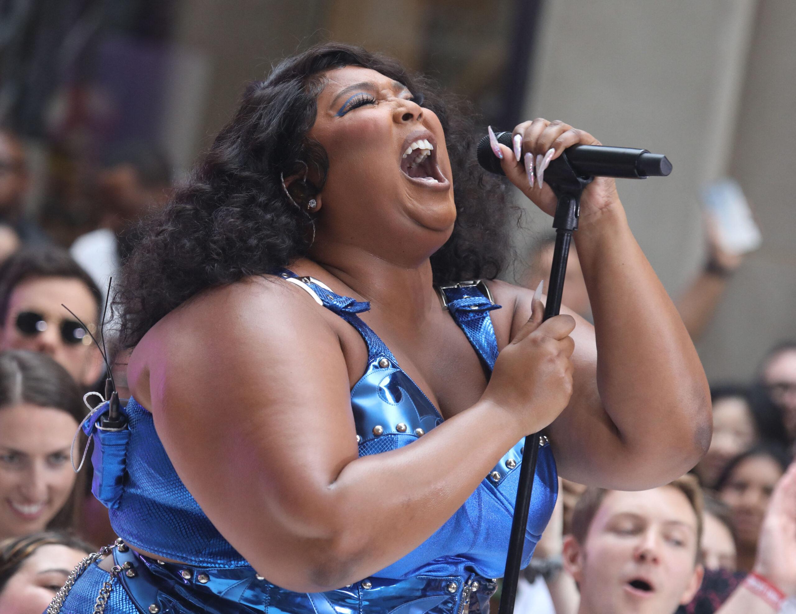 Lizzo Flaunts Slimmed-Down Body During Sound Bath As Singer Admits She ...