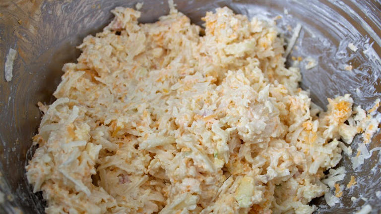 What a deliciously cheesy hash brown casserole - Southern hash brown ...