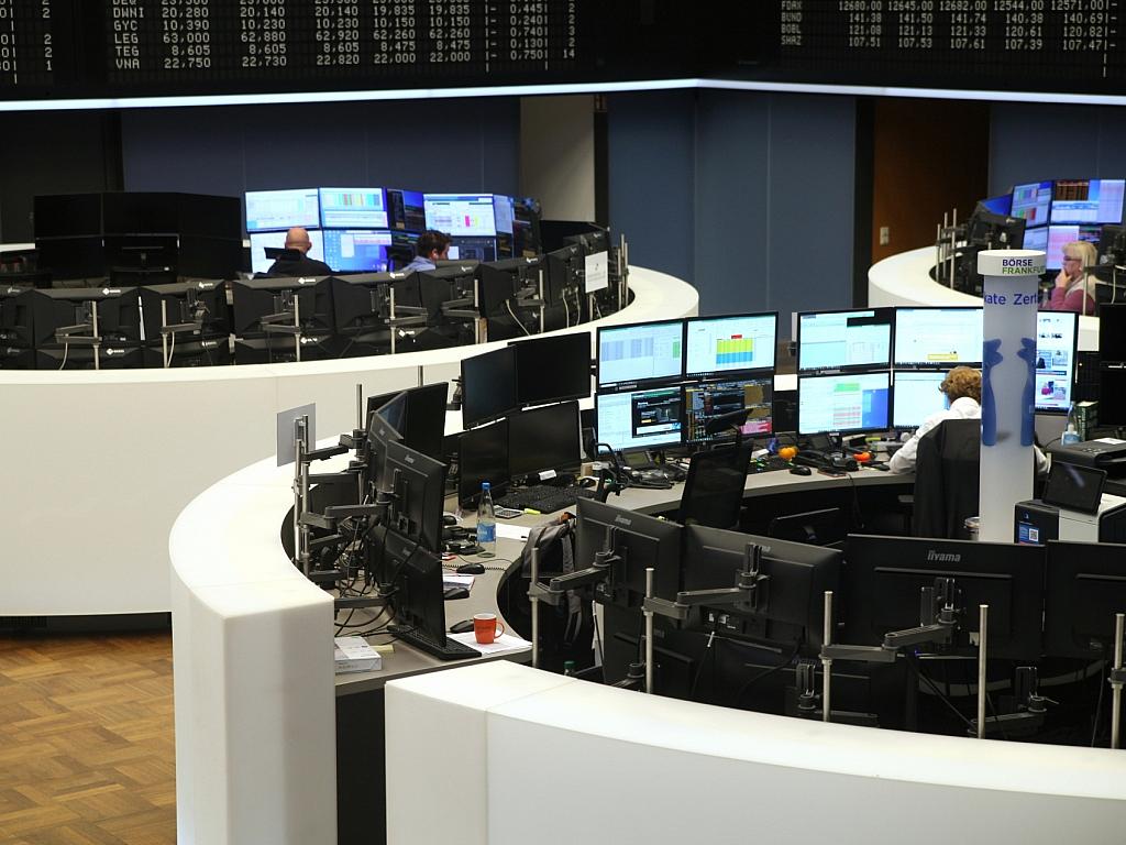 Dax wandert zum Mittag ins Plus - Infineon unter Druck