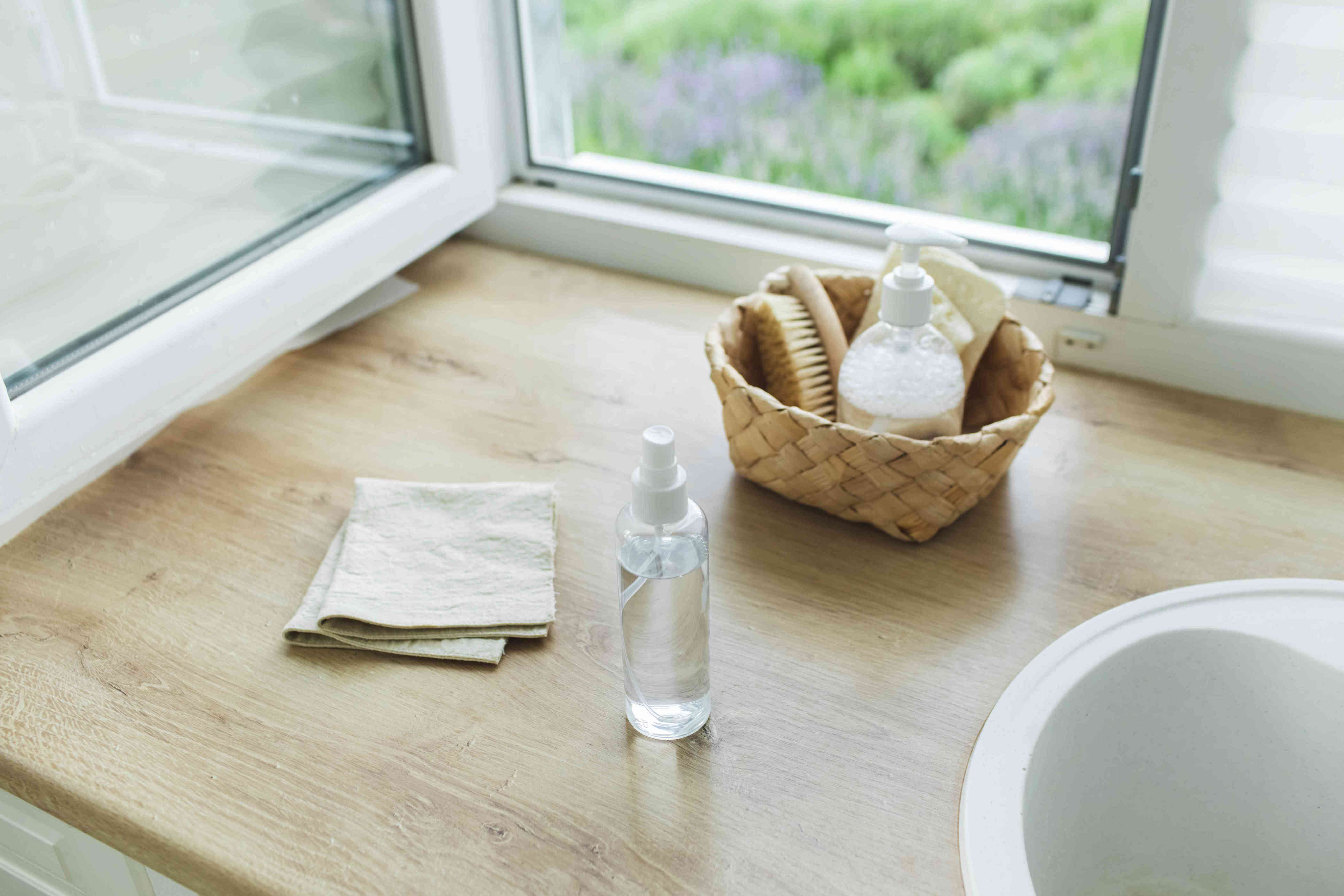 How to DIY a Homemade Window Cleaner That Really Works