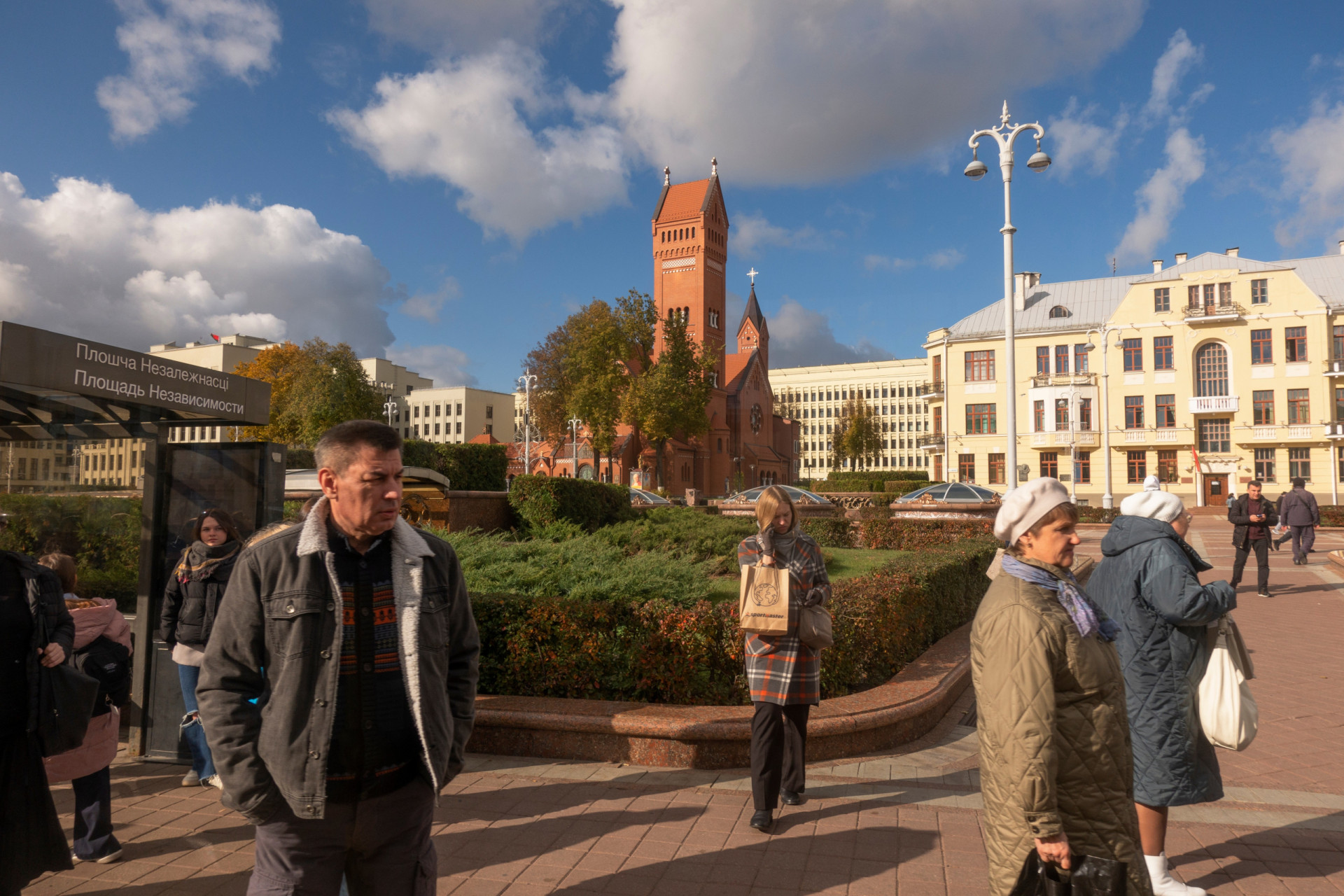 Analyst fordert „Spar-Autobahn“ - Deutsche sparen viel mehr, sind aber später ärmer - was wir ...