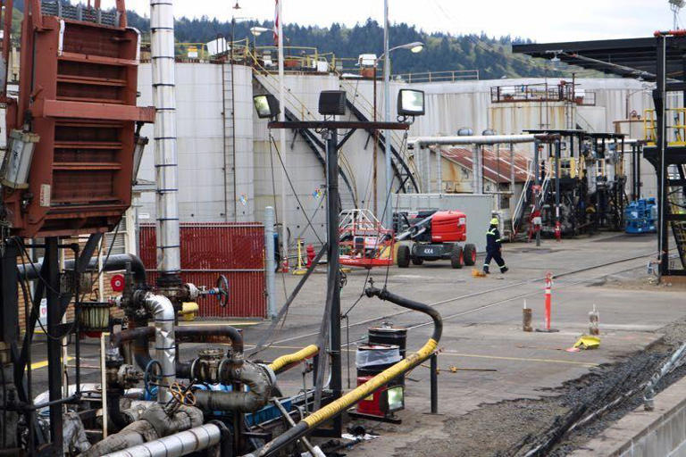 City council debates future of Zenith Energy oil terminal in NW Portland