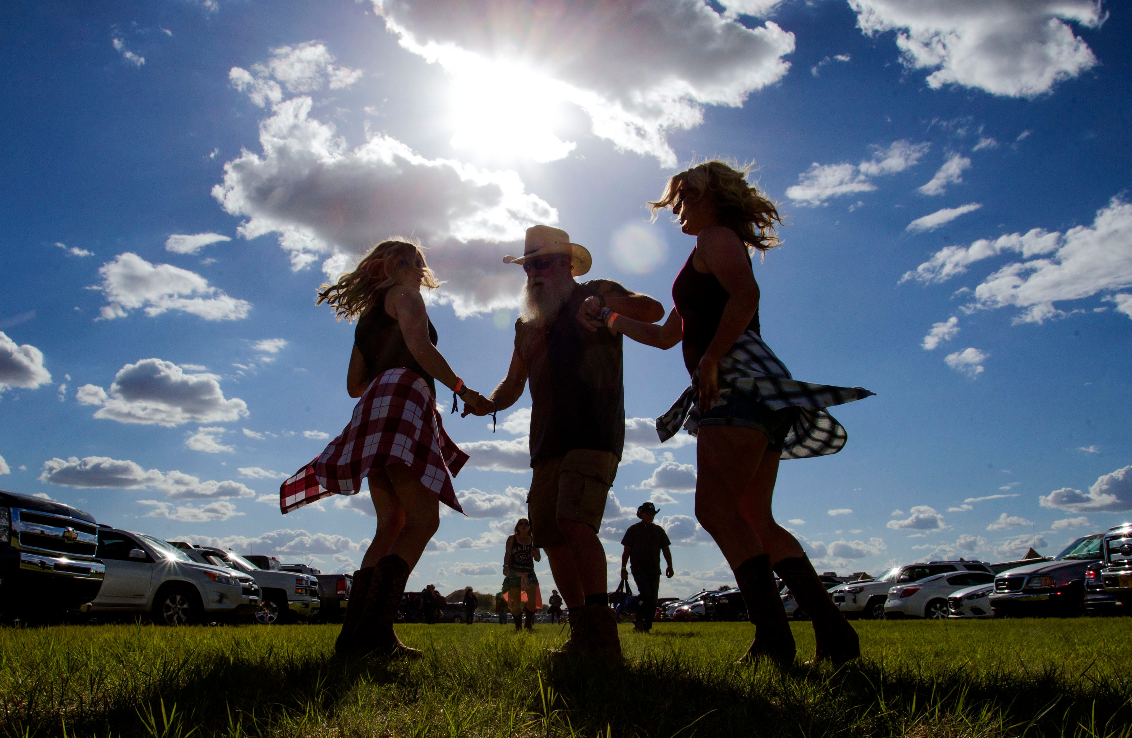 Who is playing at Country Thunder Arizona 2026? See the lineup