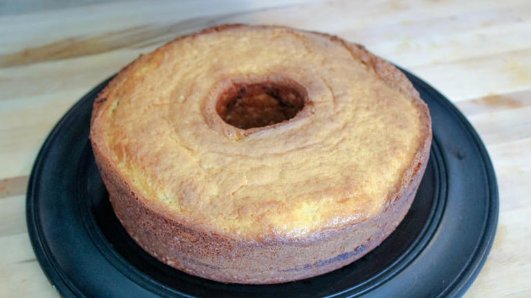 An easy coffee cake to throw together if you're having last-minute ...