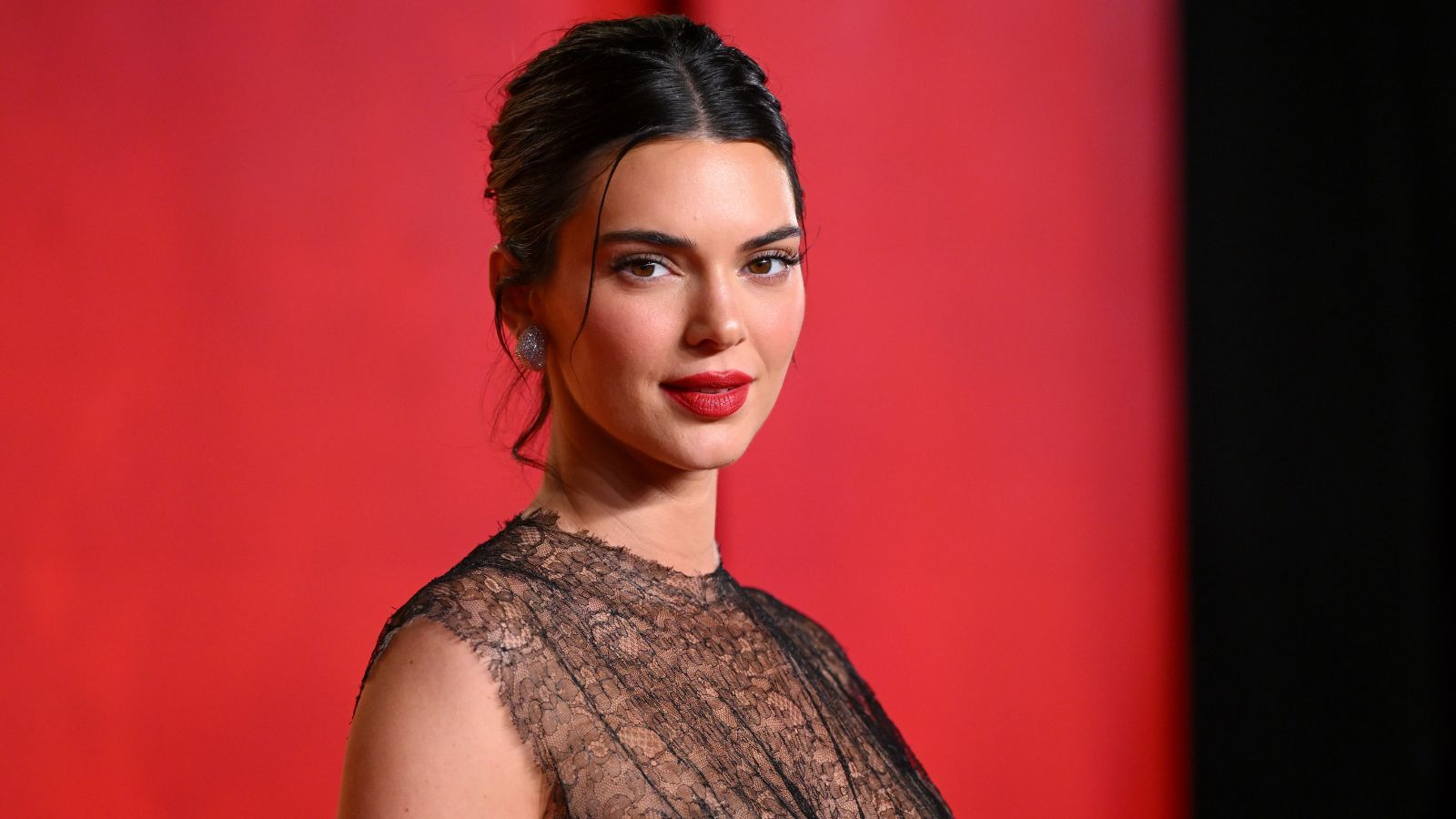 Kendall Jenner's thick, over-flowing garland elevates her festive ...