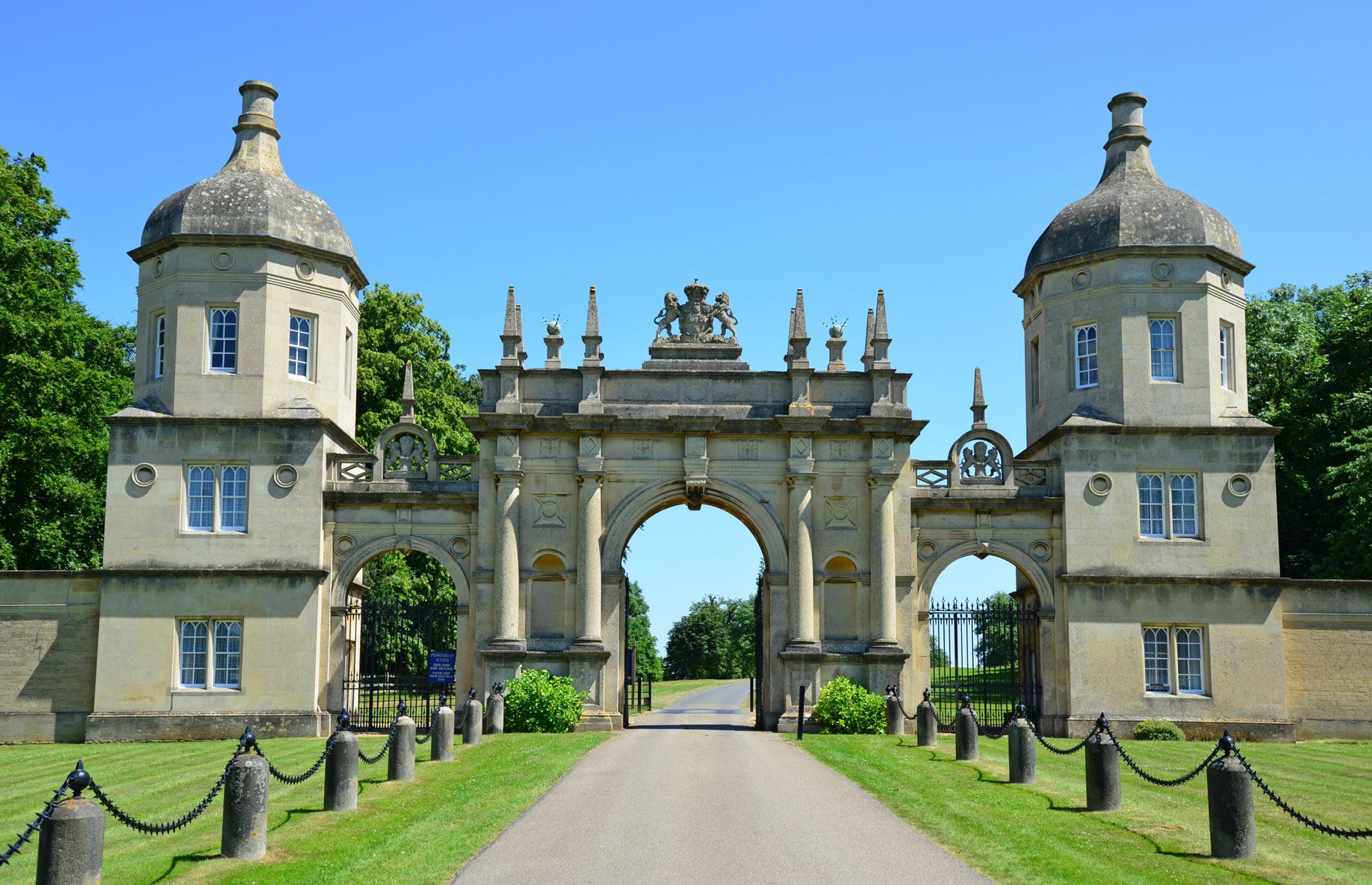 Inside the spectacular 470-year-old estate built to honor Queen Elizabeth I