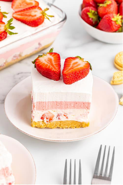 No-Bake Strawberry Delight Dessert