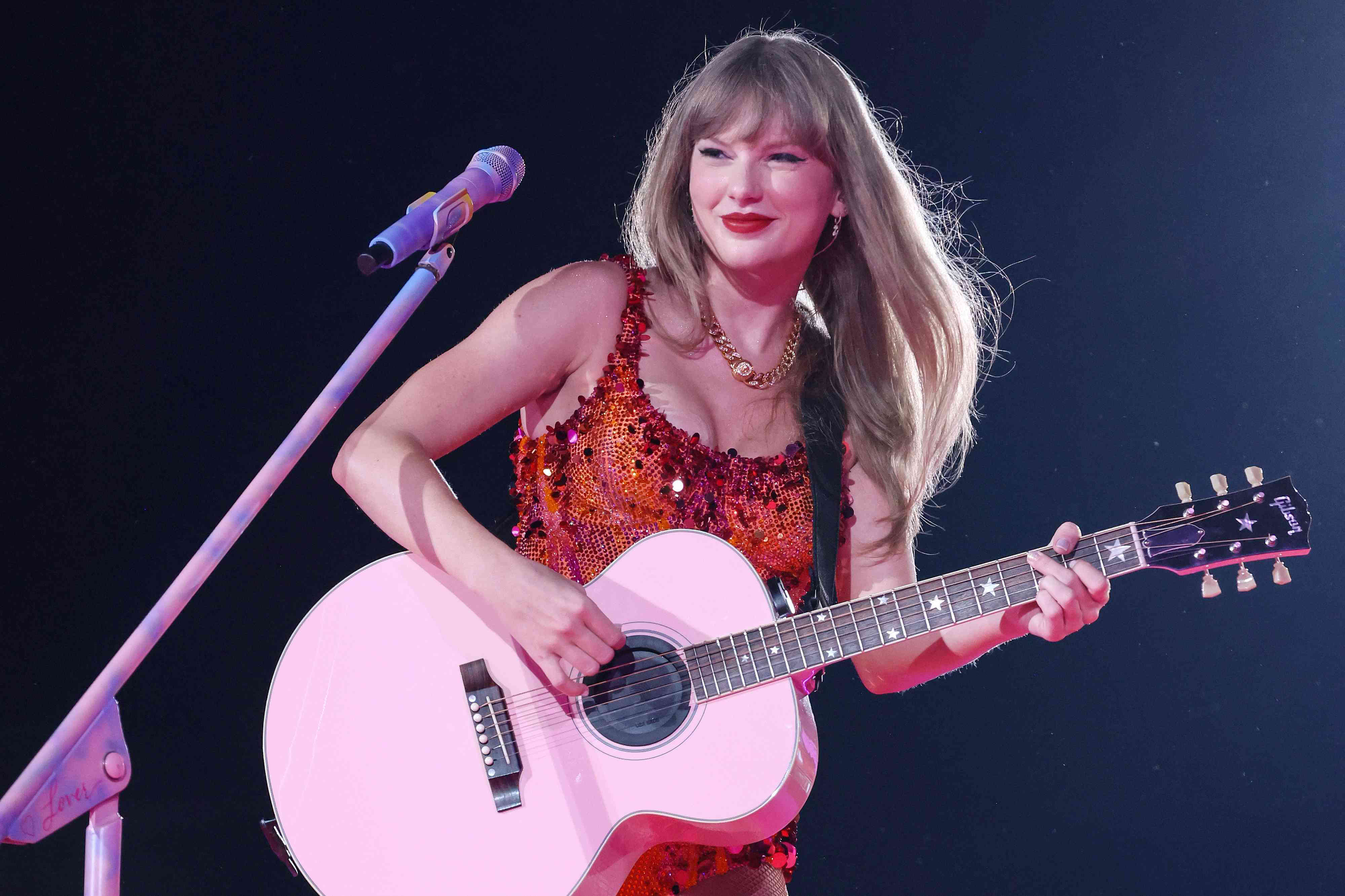 Taylor Swift Performs Surprise Mashup of Three ‘1989’ Songs at 89th ... Taylor Swift Performs Surprise Mashup of Three ‘1989’ Songs at 89th ...