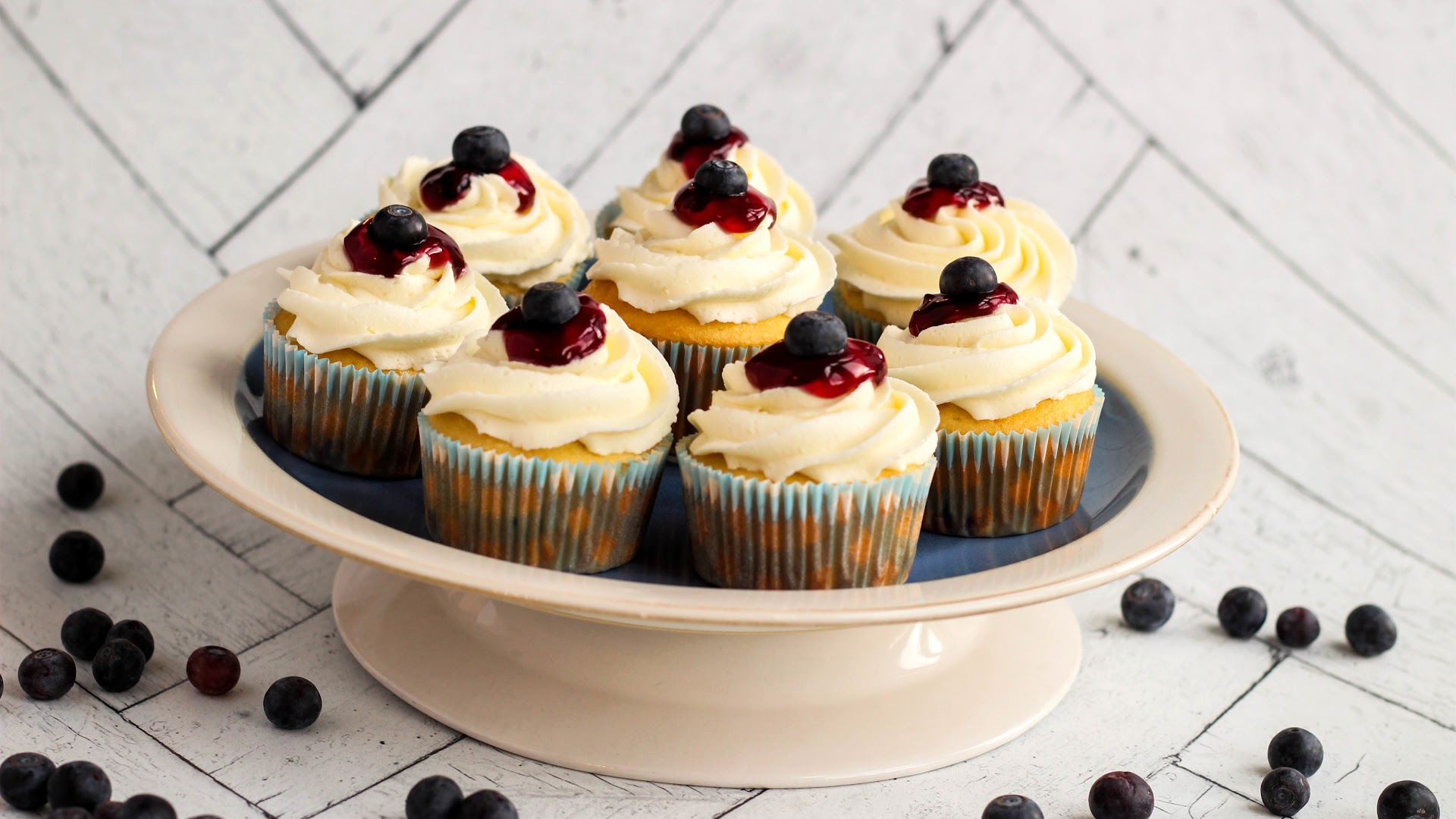 These cupcakes are amazing! Bursting blueberry cupcakes ~robynne