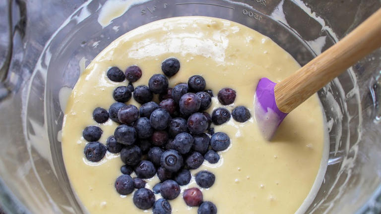 These cupcakes are amazing! Bursting blueberry cupcakes ~robynne