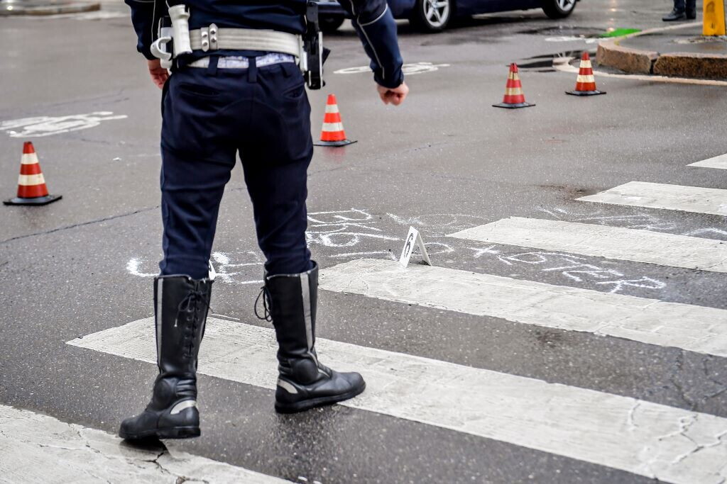 Auto precipita per 20 metri finendo su una strada comunale
