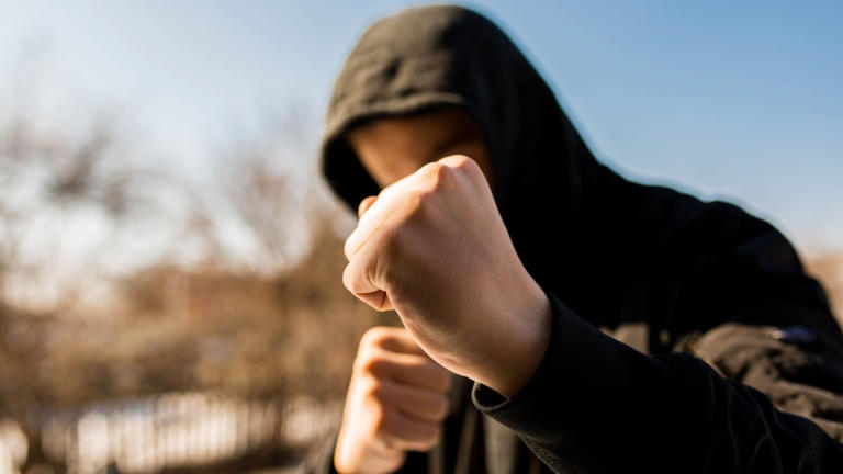 Άγριος ξυλοδαρμός 13χρονου από ομάδα νεαρών - Του επιτέθηκαν με ξύλα ...