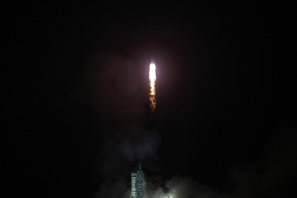 SpaceX makes another attempt to launch crew to rescue stranded space ...