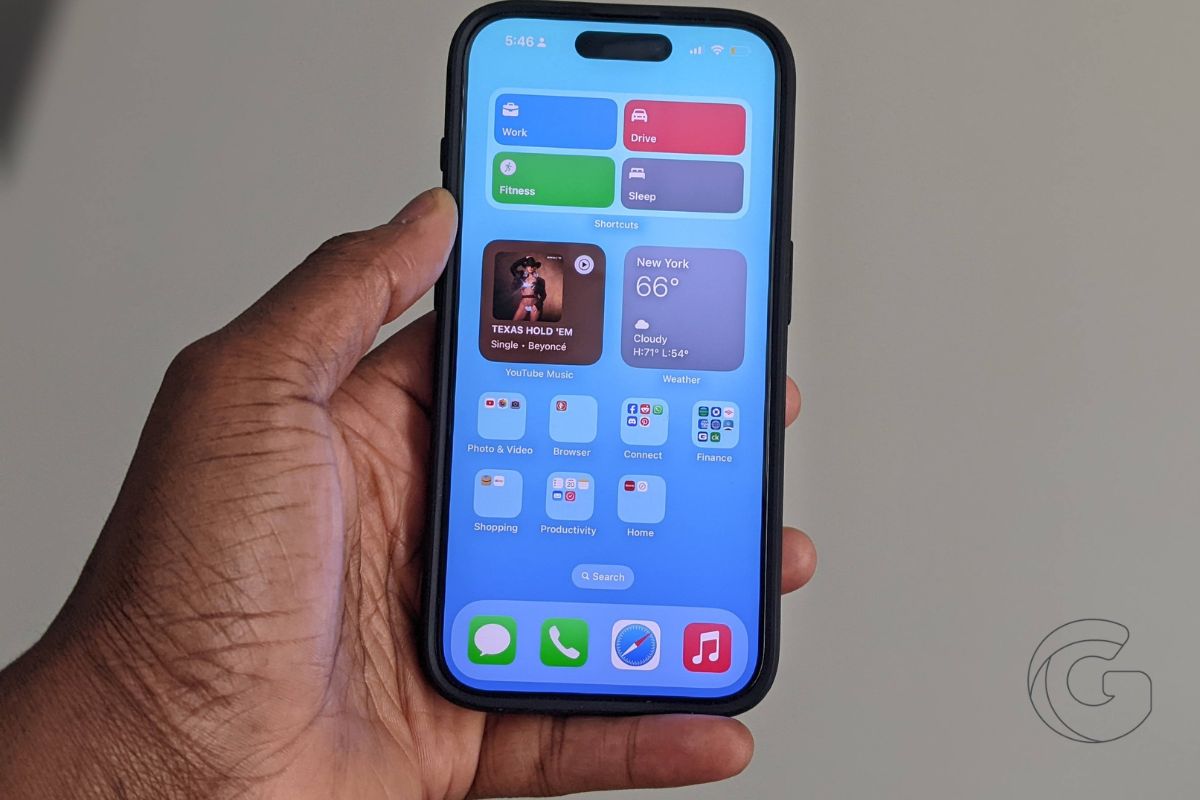 Apple reportedly gave up on using its own AI servers for Siri after ...