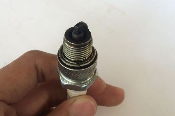 Busi Motor Matic Berwarna Hitam, Wajib Periksa Dua Komponen Ini