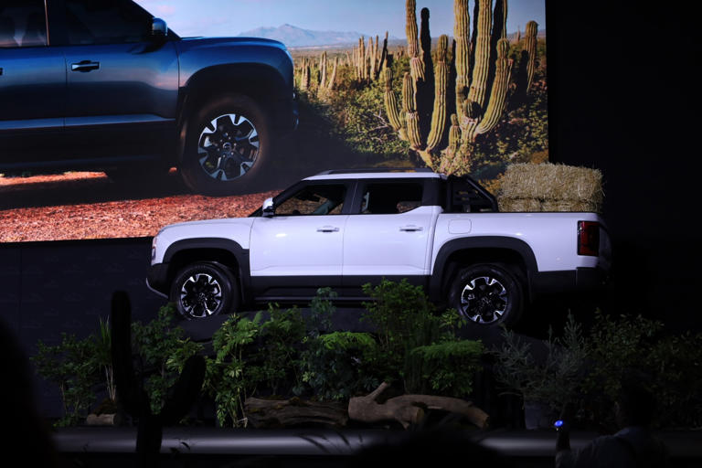 2024 BYD Shark First Look: The Plug-In Hybrid Pickup Truck Every ...