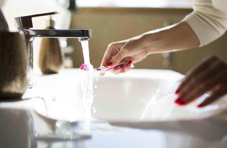 How to Treat a Sore Tongue: Effective Home Remedies and Medical Treatments