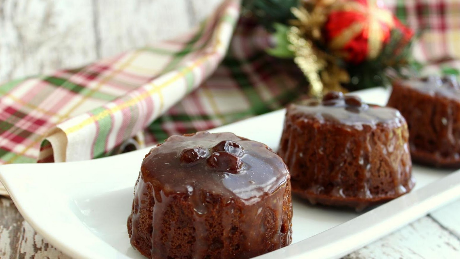 Nothing Screams The Holidays Like The Aroma Of Warm Gingerbread Baking ...