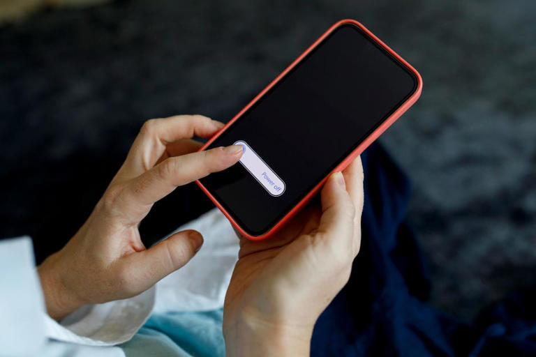 How to Do a Social Media Detox to Improve Your Mental Well-Being
