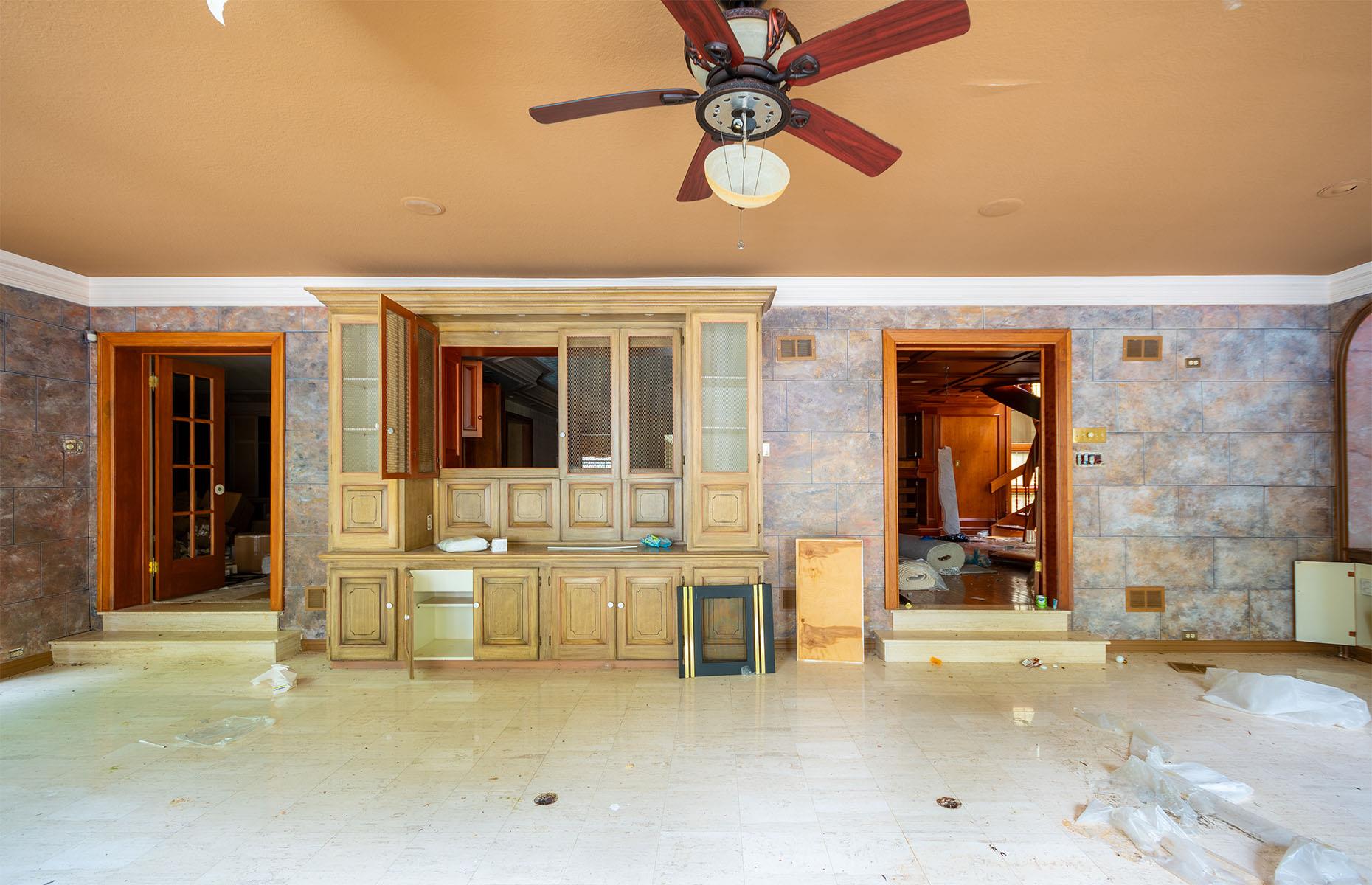 The baffling story behind this mysteriously empty mansion