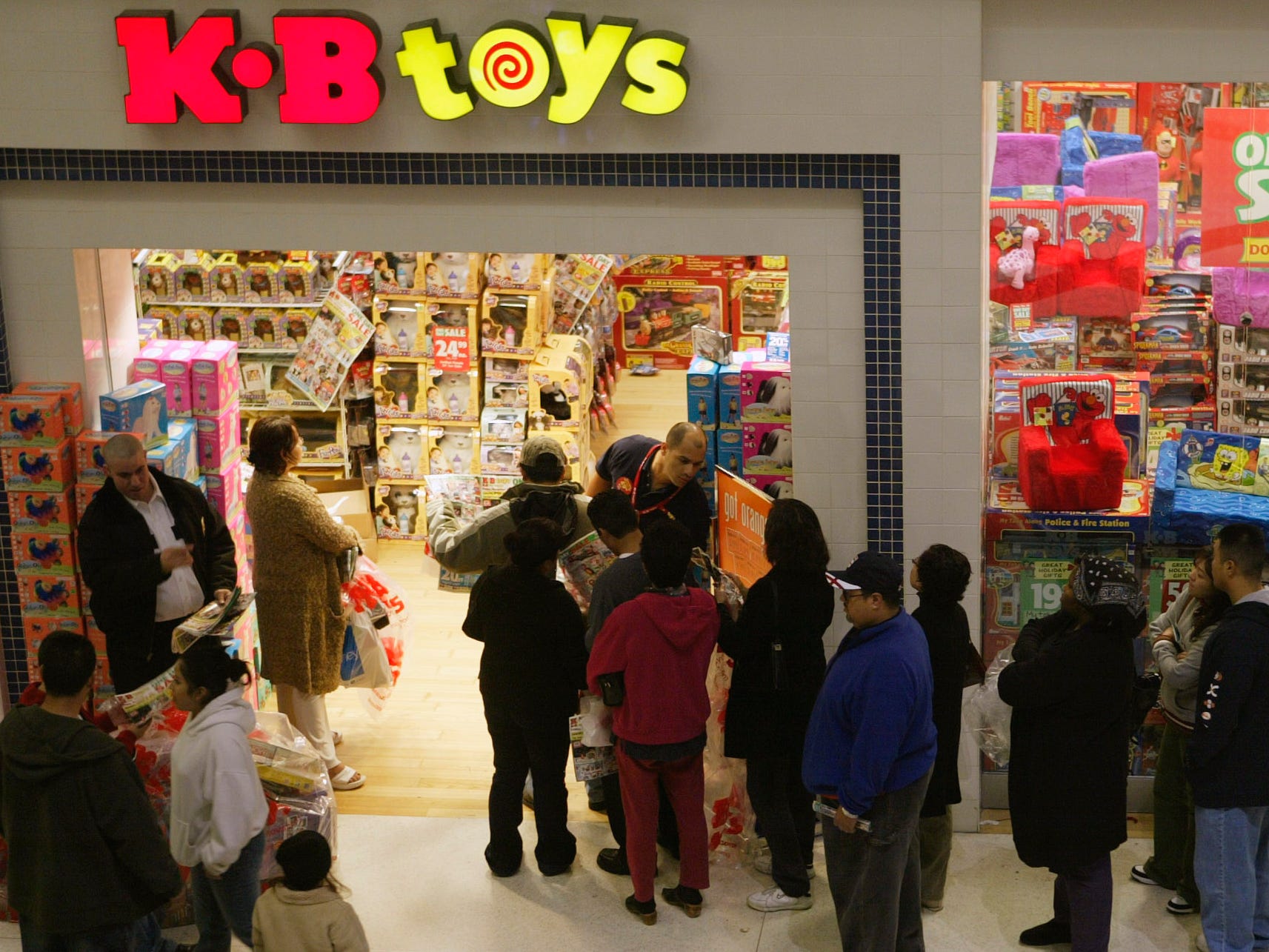 Dozens of stores you once loved that don't exist anymore