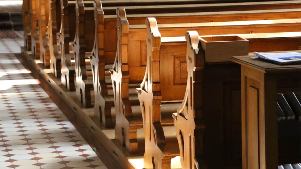 12 church etiquette rules many people forget