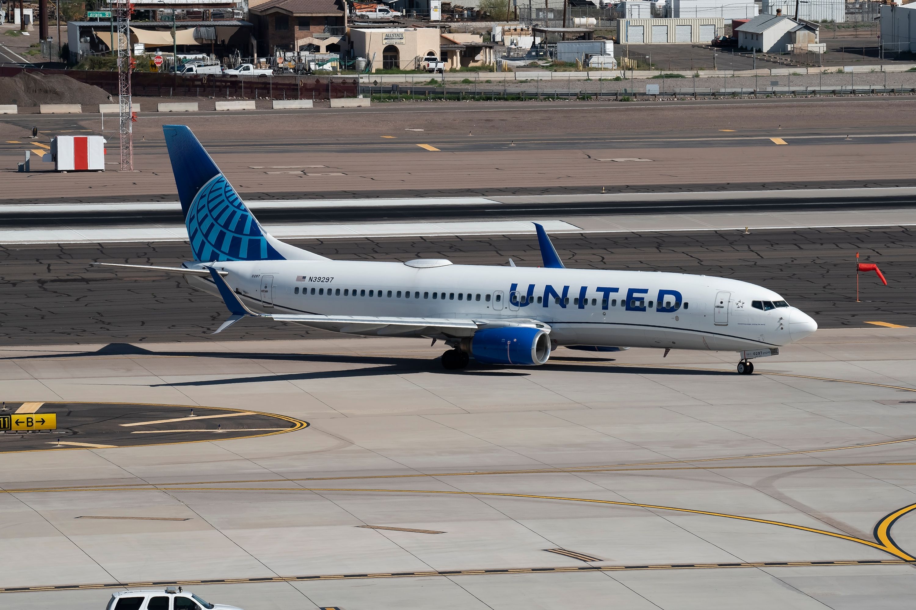 18 United Airlines Passengers Sickened From Suspected Food Poisoning ...