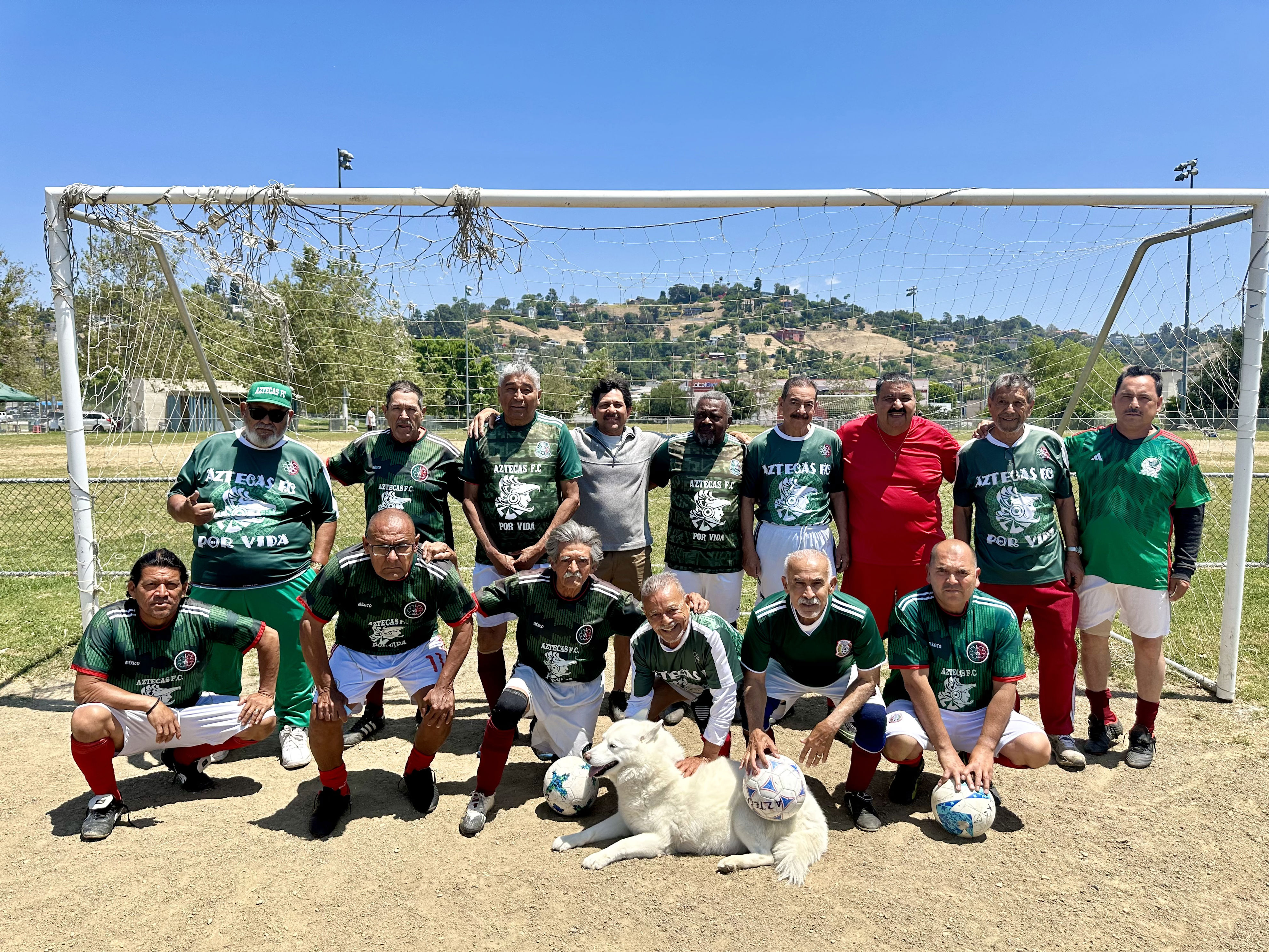 Aztecas, un equipo de fútbol en el que juegan solo adultos mayores