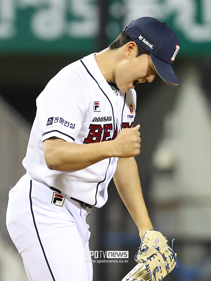 "158km 아냐?" 립서비스 아니었다…19세 괴물투수에 국민타자도 감탄 "다 직구로 삼진"