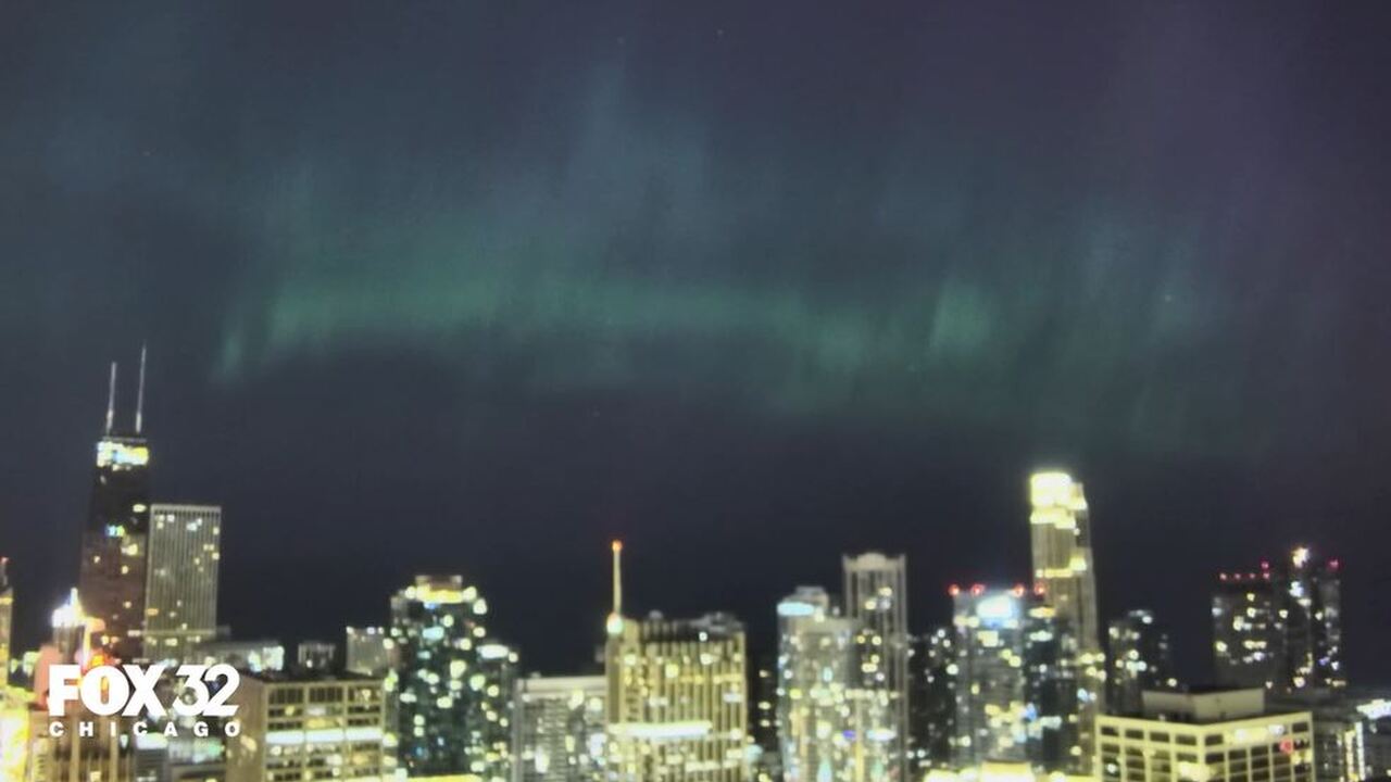 Timelapse: Northern Lights captured in downtown Chicago
