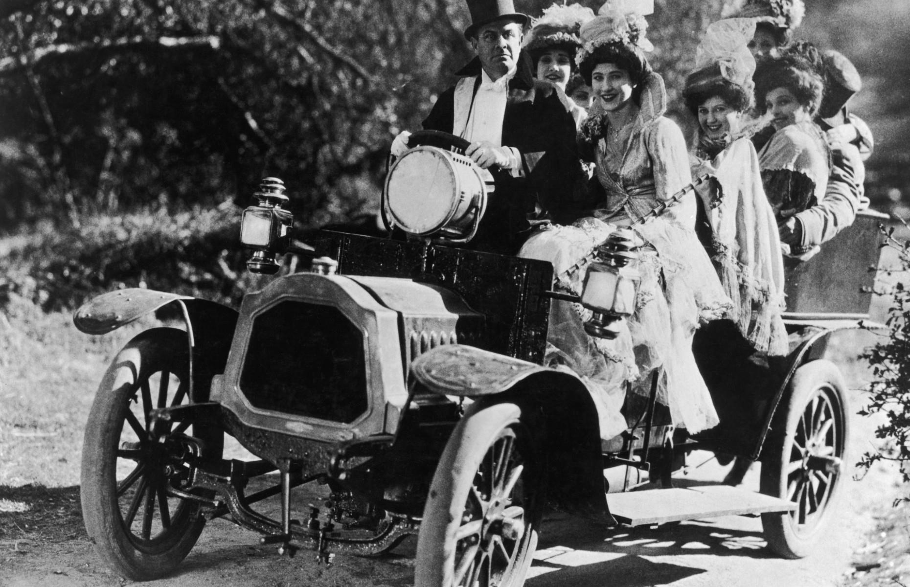 Journey Through America’s Motorcar History Through Vintage Photos