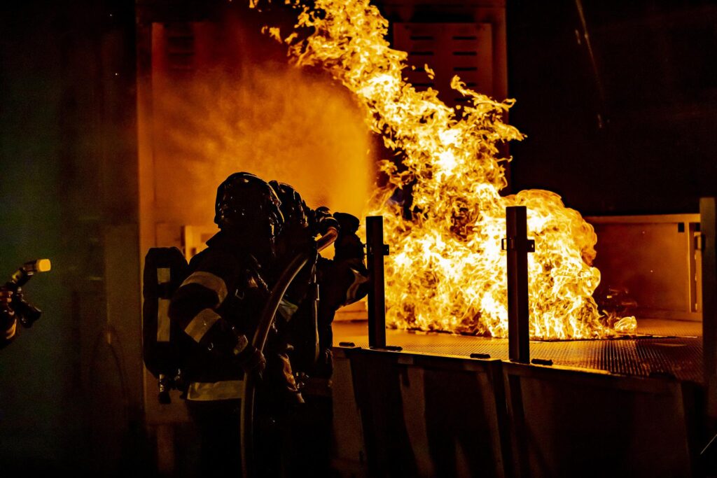 Vendée : un incendie dans un garage mobilise les pompiers à ...