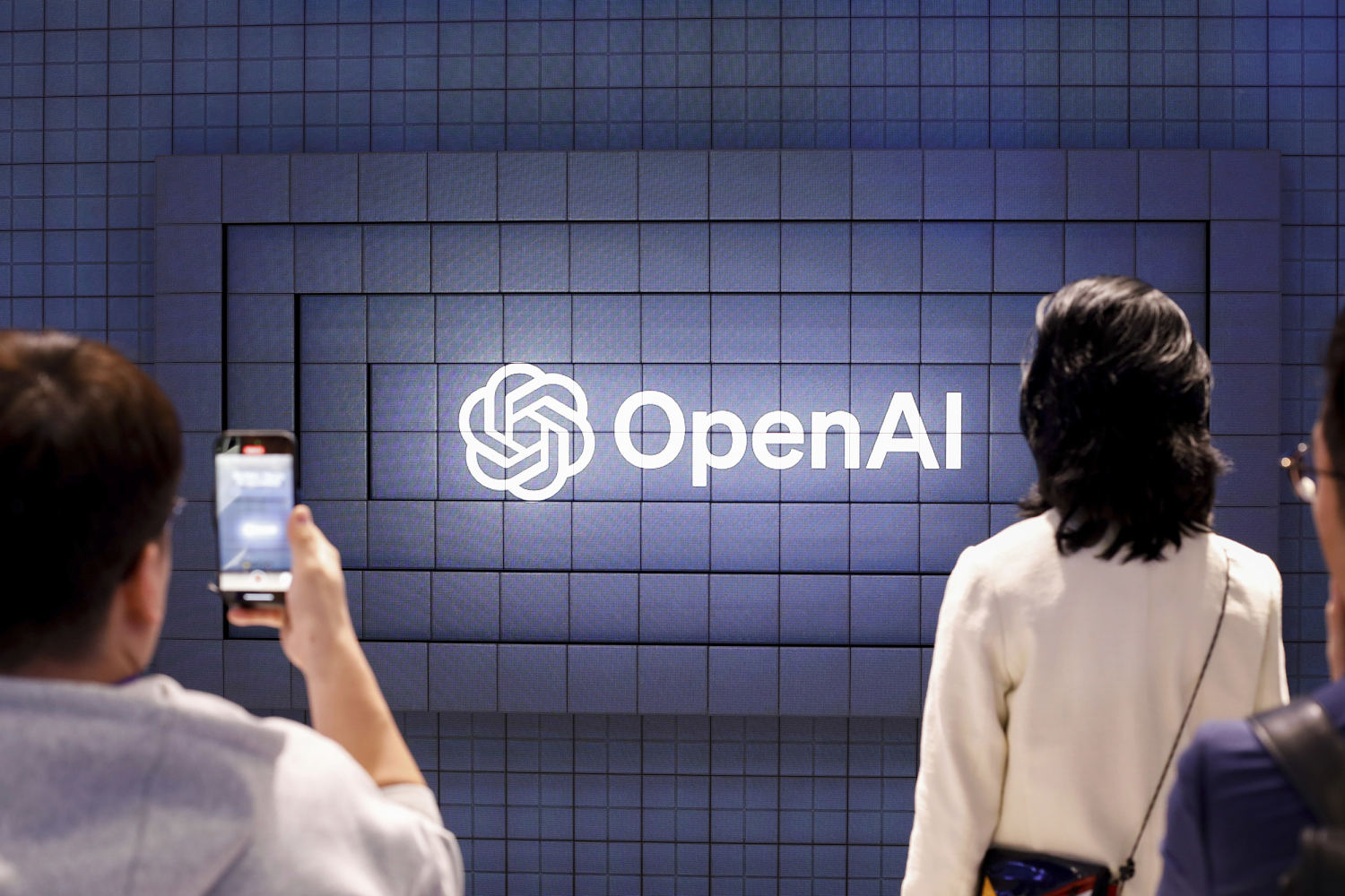 Trump to announce AI infrastructure investment backed by Oracle, OpenAI ...