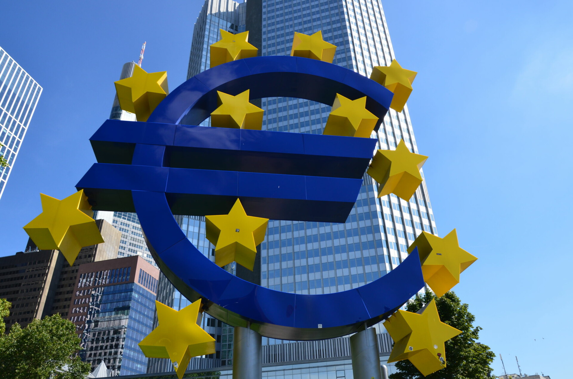 Διπλή μείωση στα επιτόκια της ΕΚΤ φέρνουν οι δασμοί Τραμπ