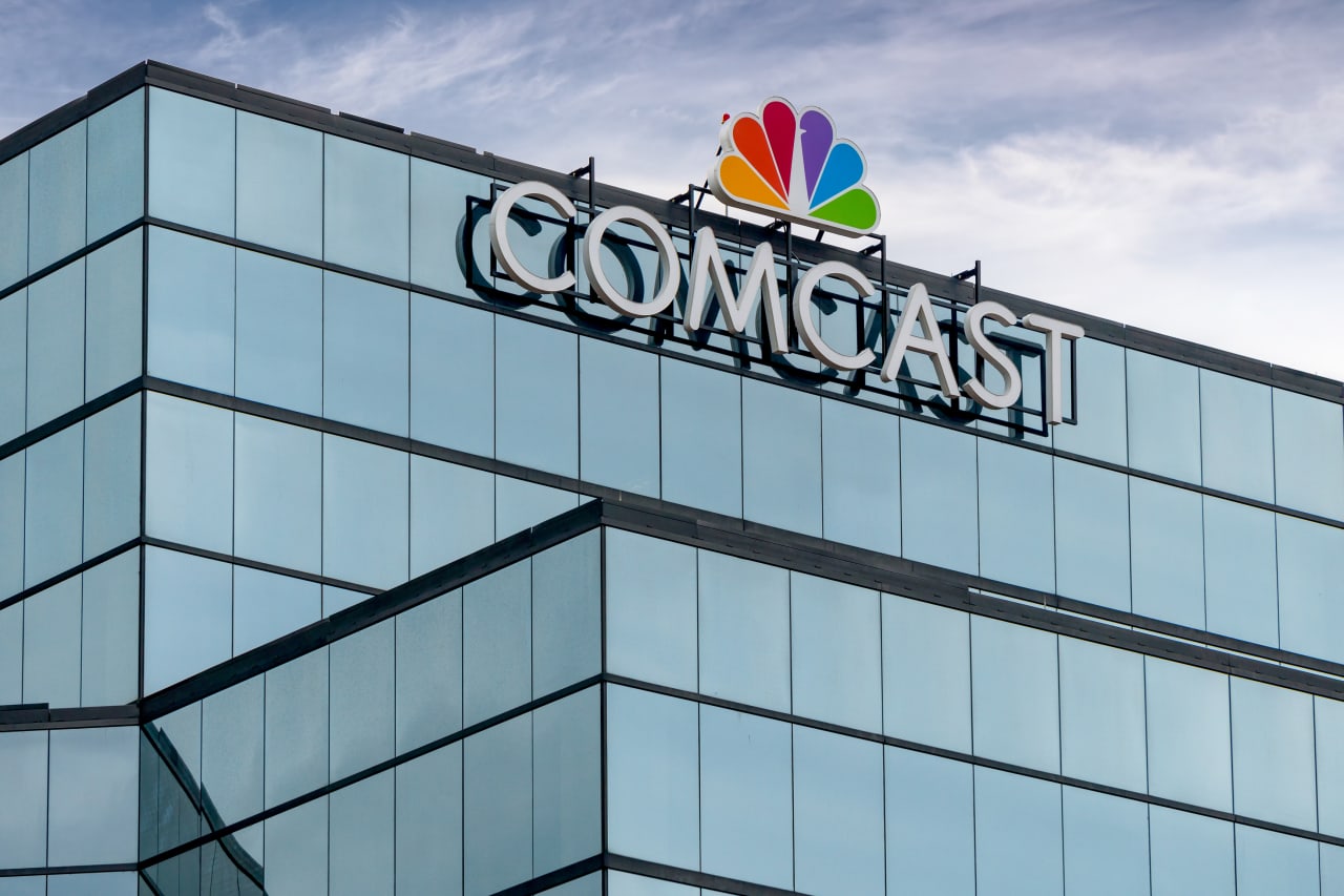 Comcast and T-Mobile Forecasts Sink Telecom Stocks. Here’s What’s ...